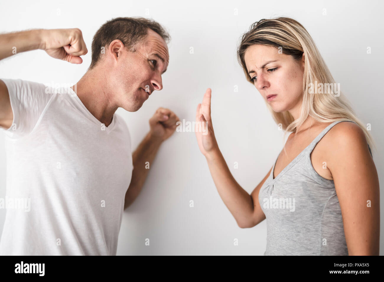 Un homme qui frappe une femme Banque de photographies et d’images à ...