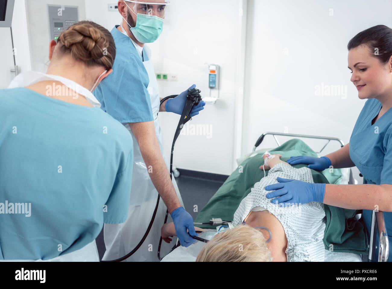 Équipe de médecins à l'hôpital à l'endoscopie Examen de photos Photo ...