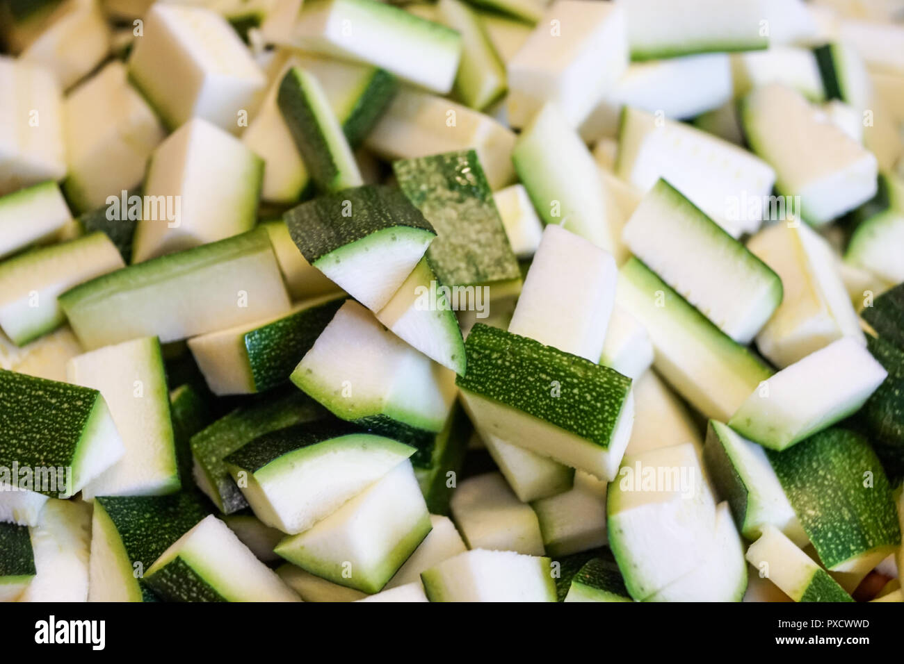 Courgette cubes Banque de photographies et d’images à haute résolution ...