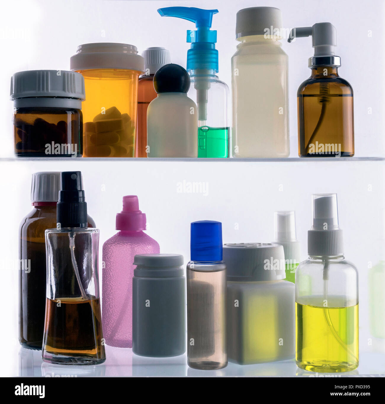 Différents types de contenants cosmétiques et médicaments isolé sur ...