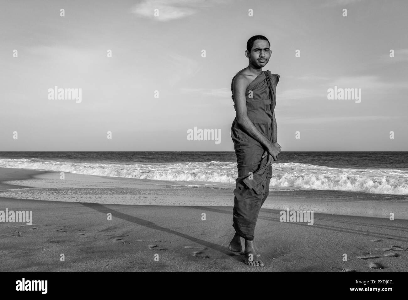 Moine a la plage Banque d'images noir et blanc - Alamy