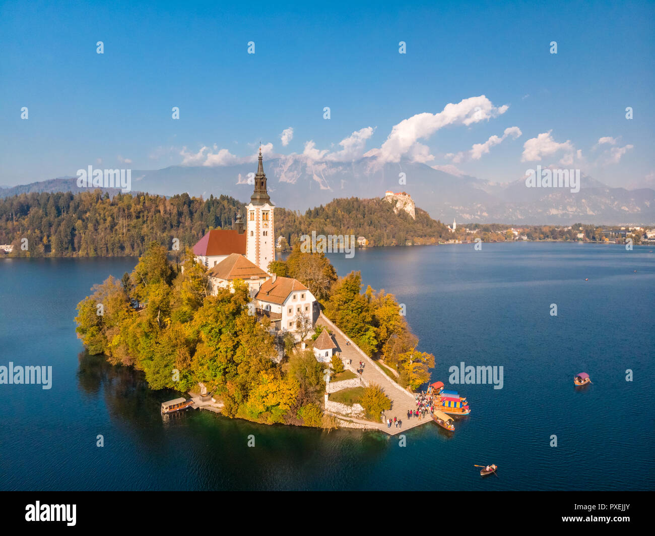 Vue aérienne de l'île sur le lac de Bled, et le château de Bled et ...