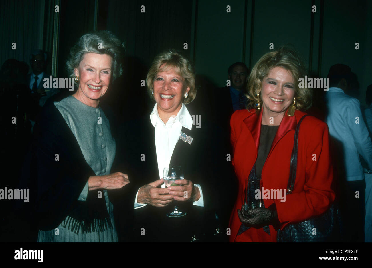 Los Angeles, CA - 11 novembre : (L-R) L'actrice Dina Merrill, singer ...