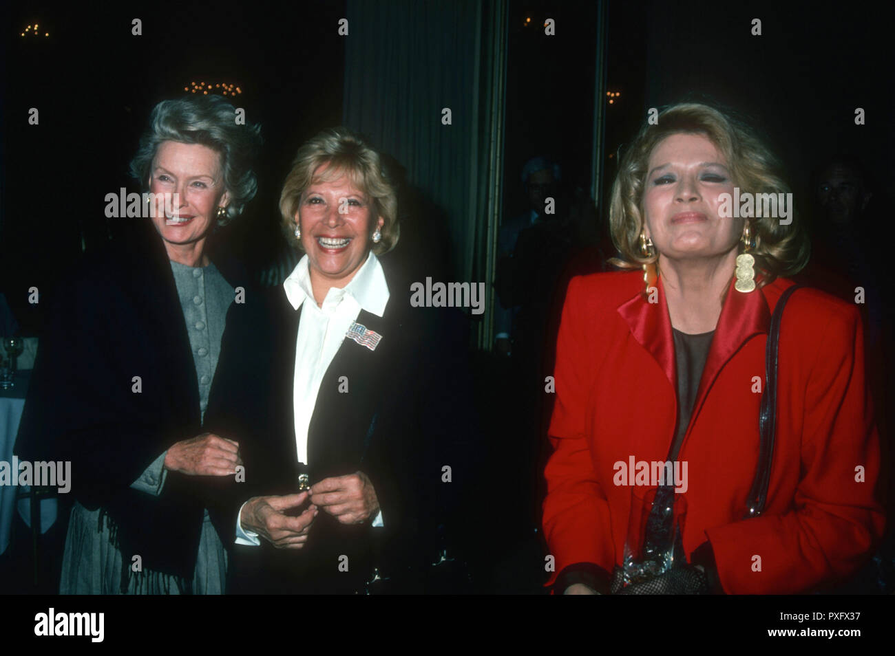 Los Angeles, CA - 11 novembre : (L-R) L'actrice Dina Merrill, singer ...