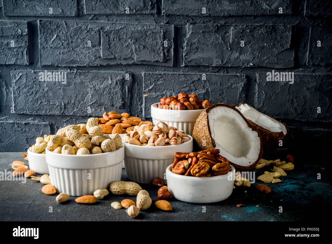 Différents types de noix - noix, pacanes, arachides, noisettes, noix de ...