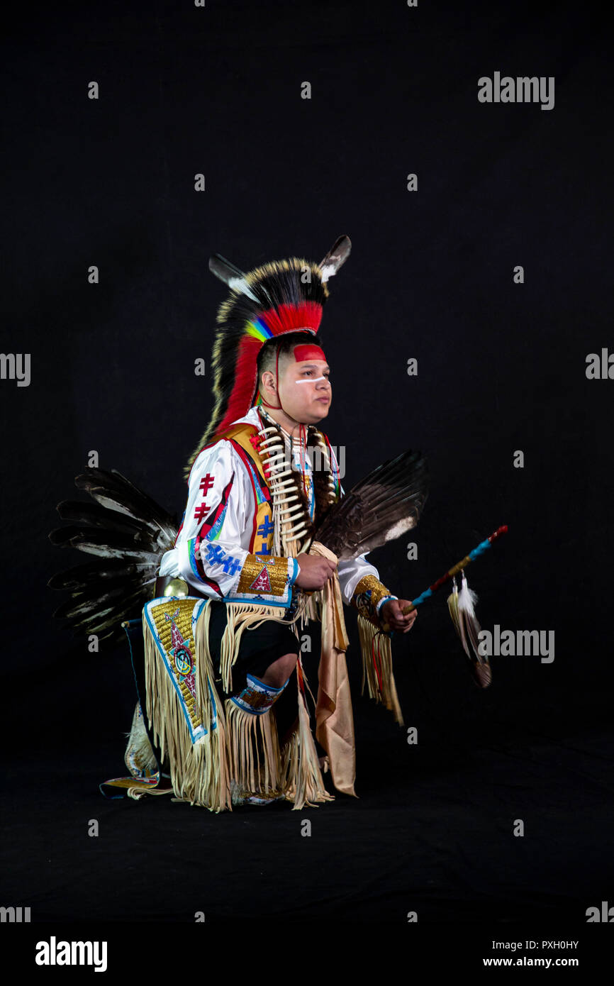 Lakota man in traditional clothing Banque de photographies et d’images ...