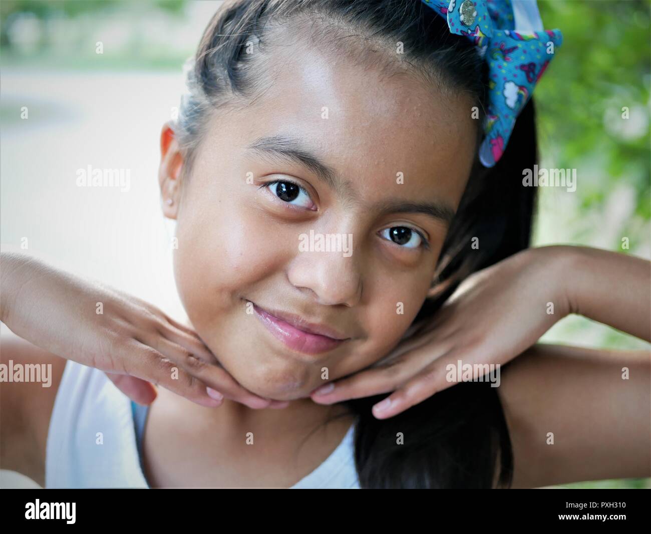 Fille posant Banque de photographies et d’images à haute résolution - Alamy
