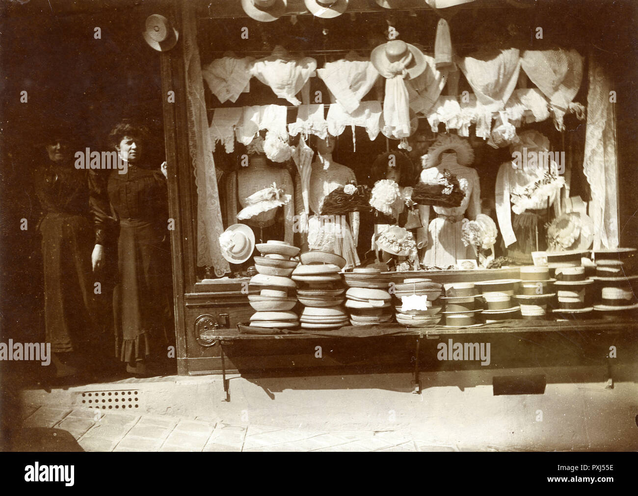 The milliners Banque de photographies et d’images à haute résolution ...