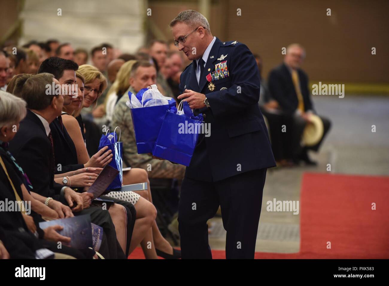 Le colonel J. Christopher Moss, 30e Escadre, l'espace présente sa ...