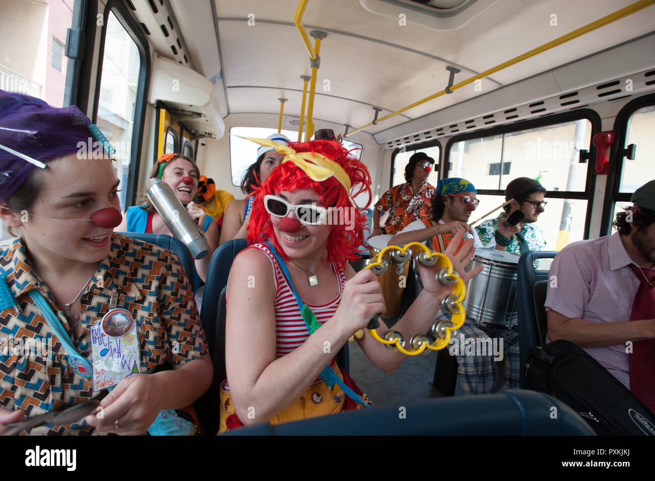 Le groupe de clowns sur le bus qui les conduit dans divers lieux à ...