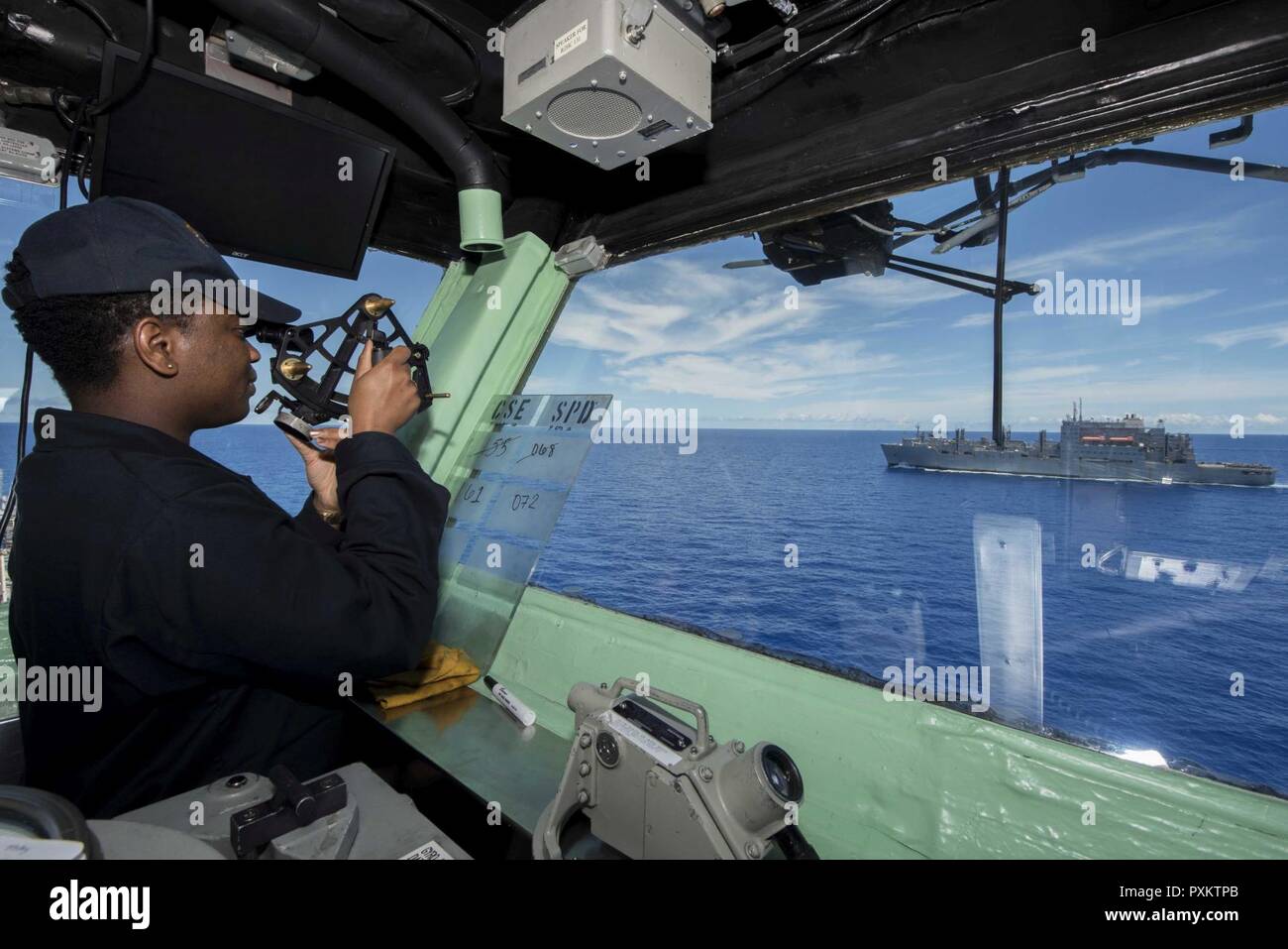 Mer des Philippines (16 juin 2017) Le lieutenant J.G. Roliza statometer ...
