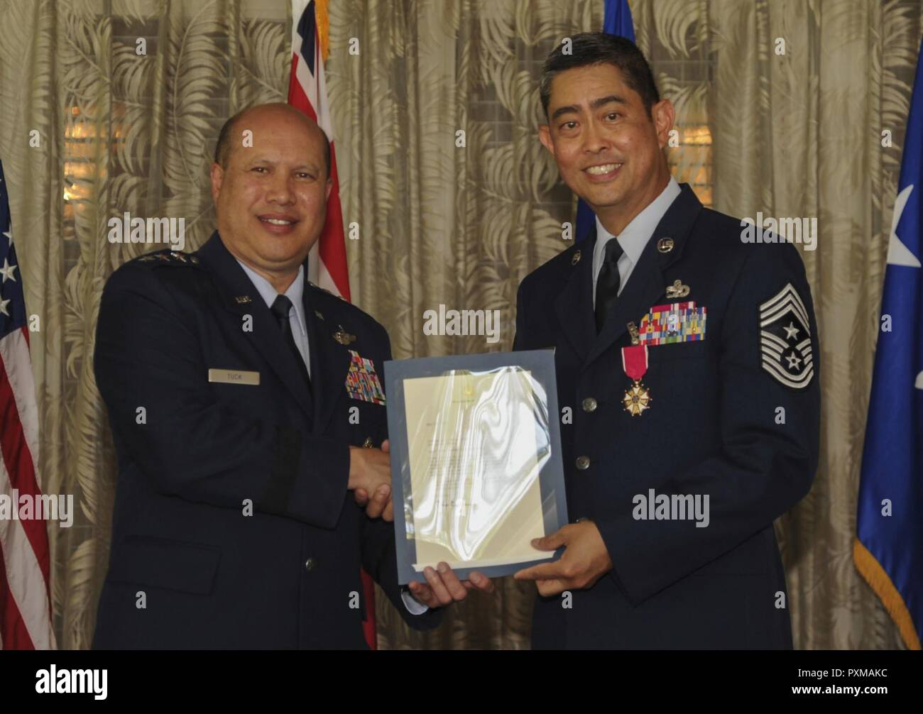 Le lieutenant général Giovanni Tuck, dix-huitième de la Force aérienne ...