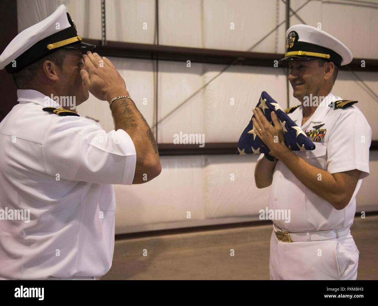 La NORFOLK (8 juin 2017) Le lieutenant Cmdr. Gregory Curl reçoit olde ...