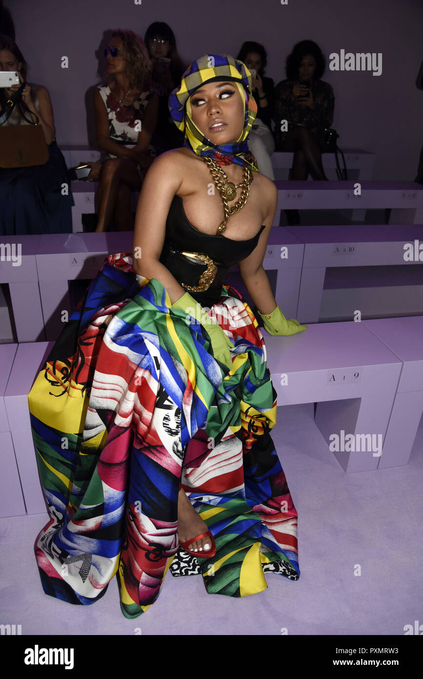Nicki minaj versace fashion show Banque de photographies et d’images à haute résolution - Alamy
