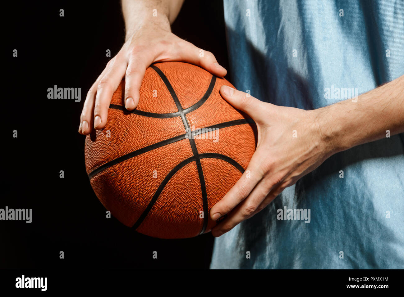 Basketball in her hands Banque de photographies et d’images à haute ...