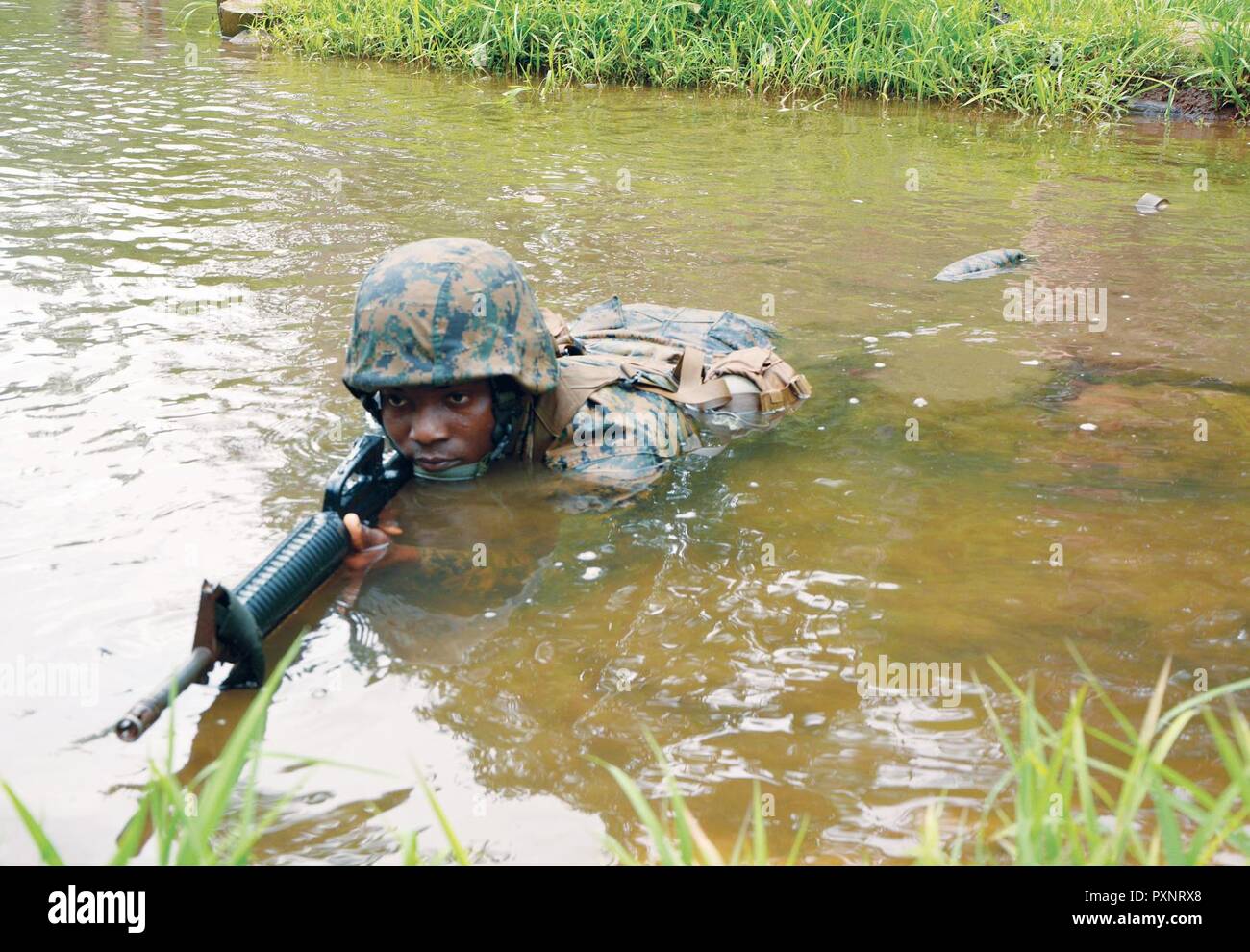Marines aller volontairement à travers le parcours connu comme 'le ...