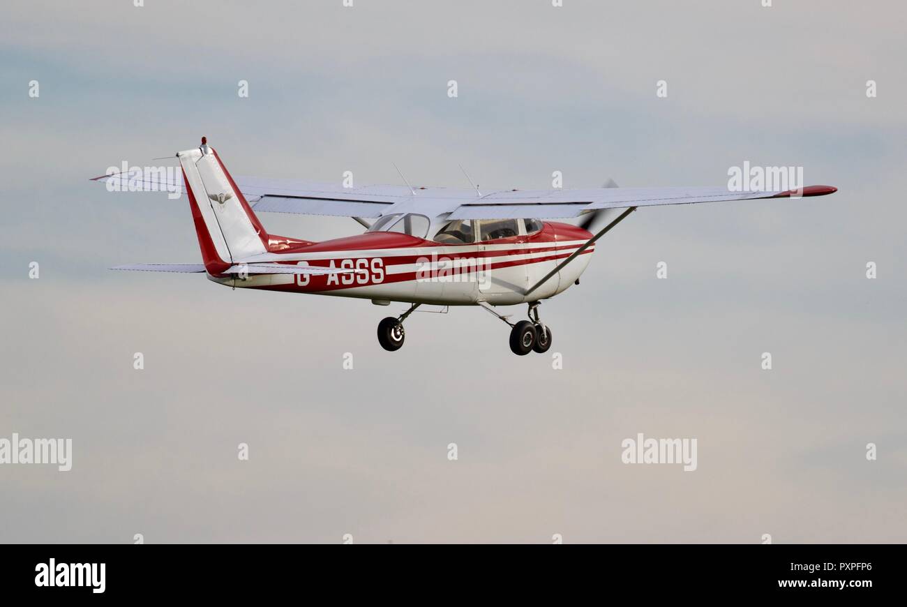 Aile haute avion cessna 172 Banque de photographies et d’images à haute ...