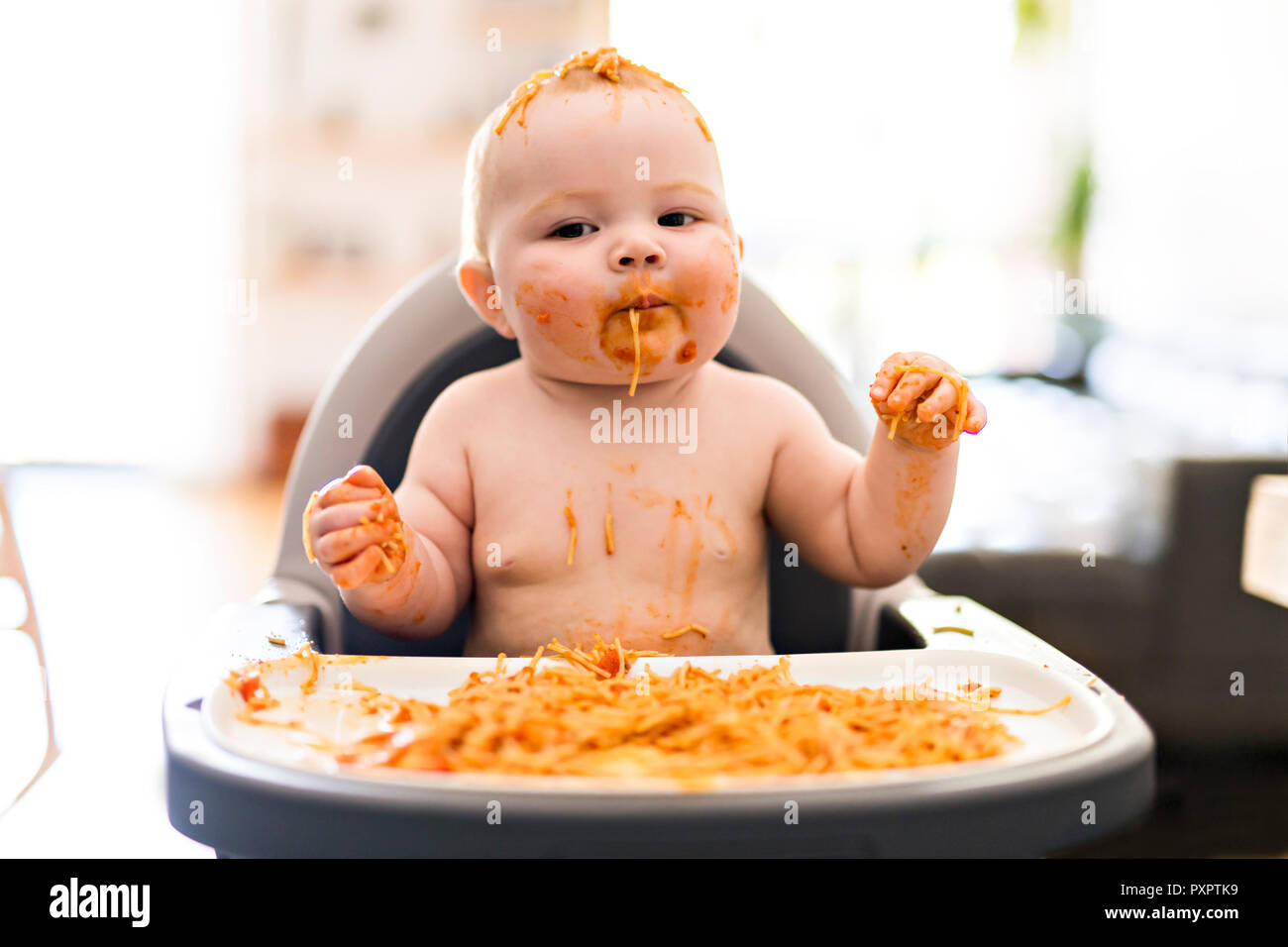 Petite fille de manger son dîner spaghetti et de faire un gâchis Photo ...