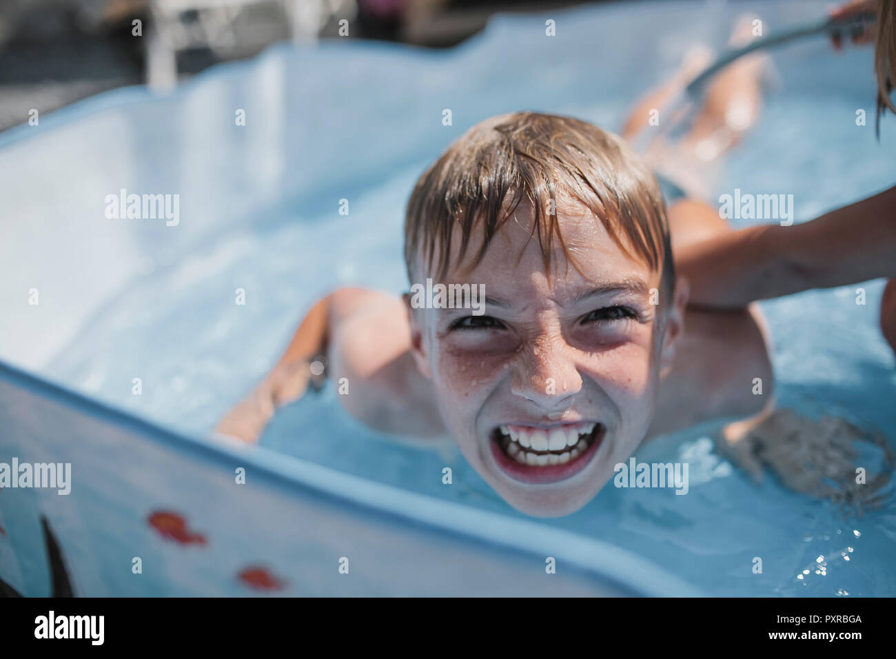 Portrait De Garçon Jouant Dans La Piscine Avec Sa Soeur Tirant Funny