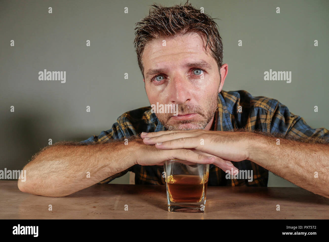 Portrait de fond isolé et perdu l'homme ivre d'alcool et dépression ...