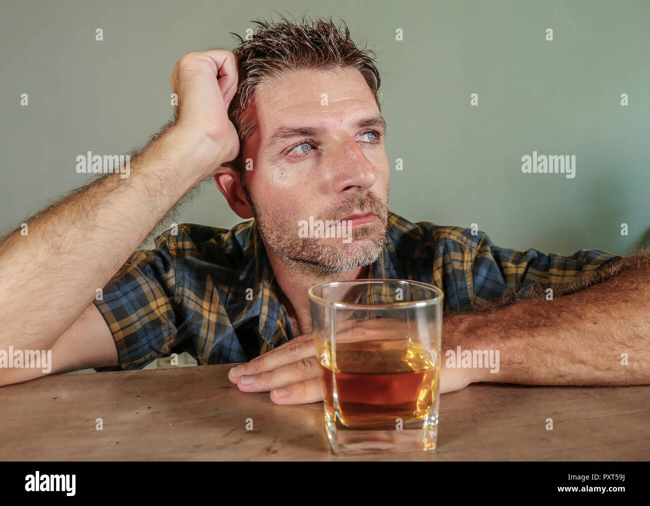 Homme alcoolique Banque de photographies et d’images à haute résolution ...