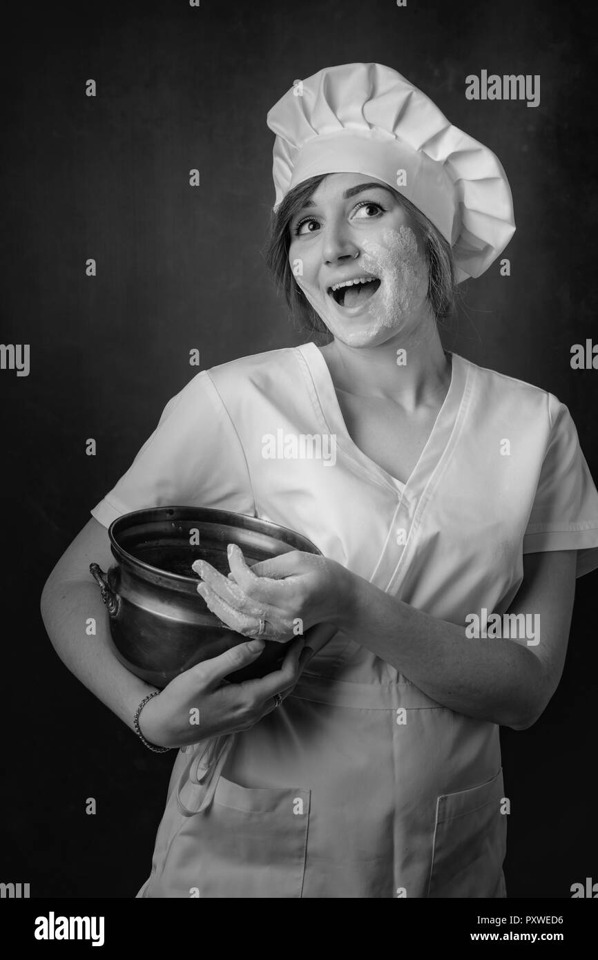 Vieille femme cuisiniere en restaurant Banque d'images noir et blanc ...