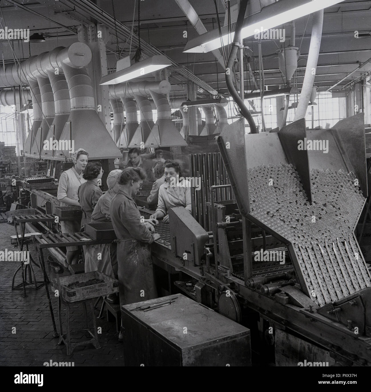 Années 1950, historiques, les femmes qui travaillent sur la ligne de ...
