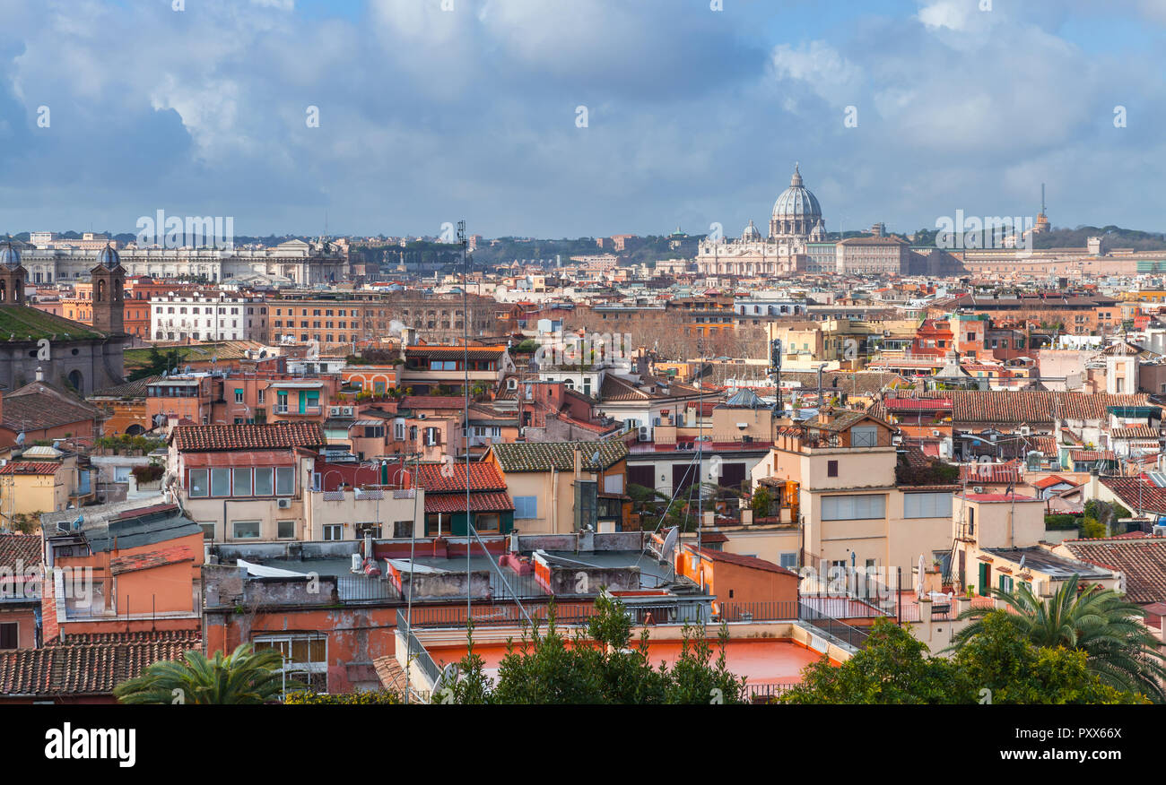 Des toits de Rome avec des toits et la Basilique Papale de Saint Pierre ...