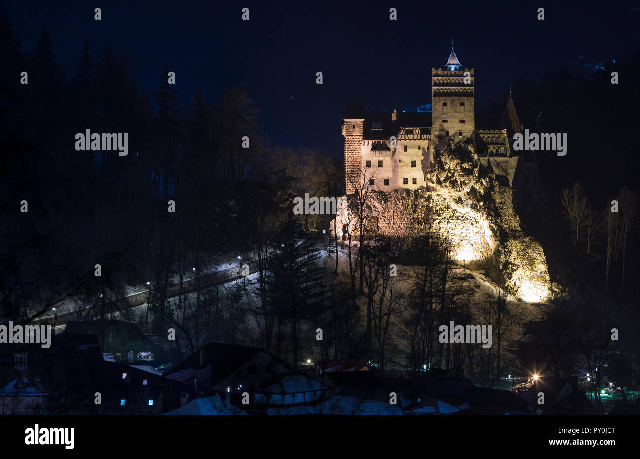 Le Château de Bran, Roumanie. Nuit superbe image de forteresse de ...