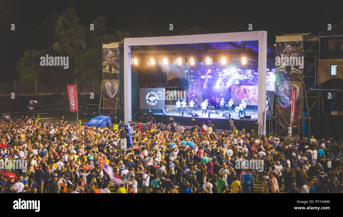 Danse traditionnelle serbe Banque de photographies et d’images à haute ...
