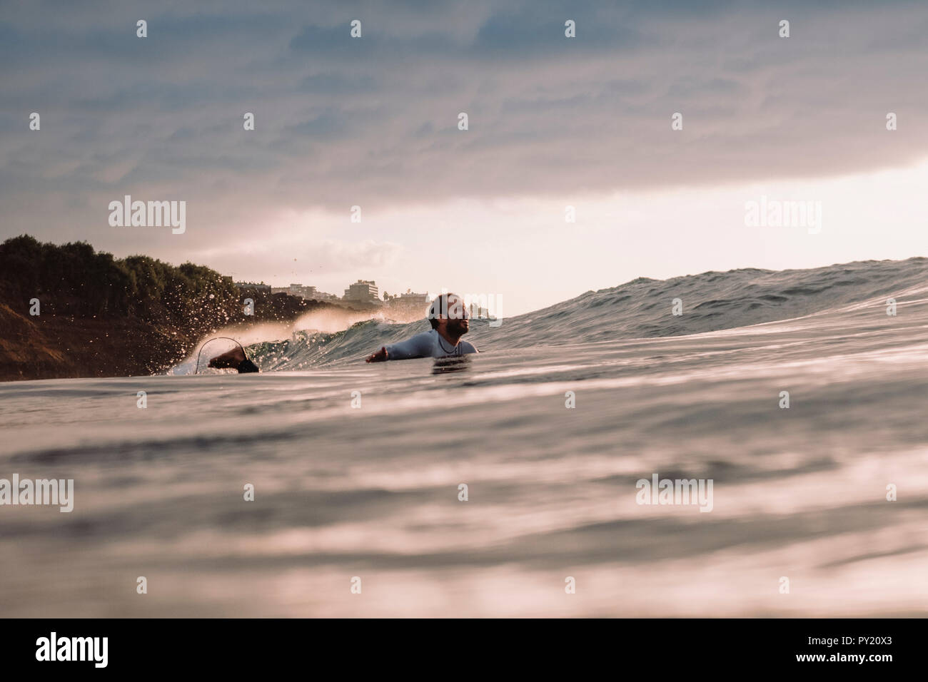 Surfeuse professionnelle Banque de photographies et d’images à haute ...