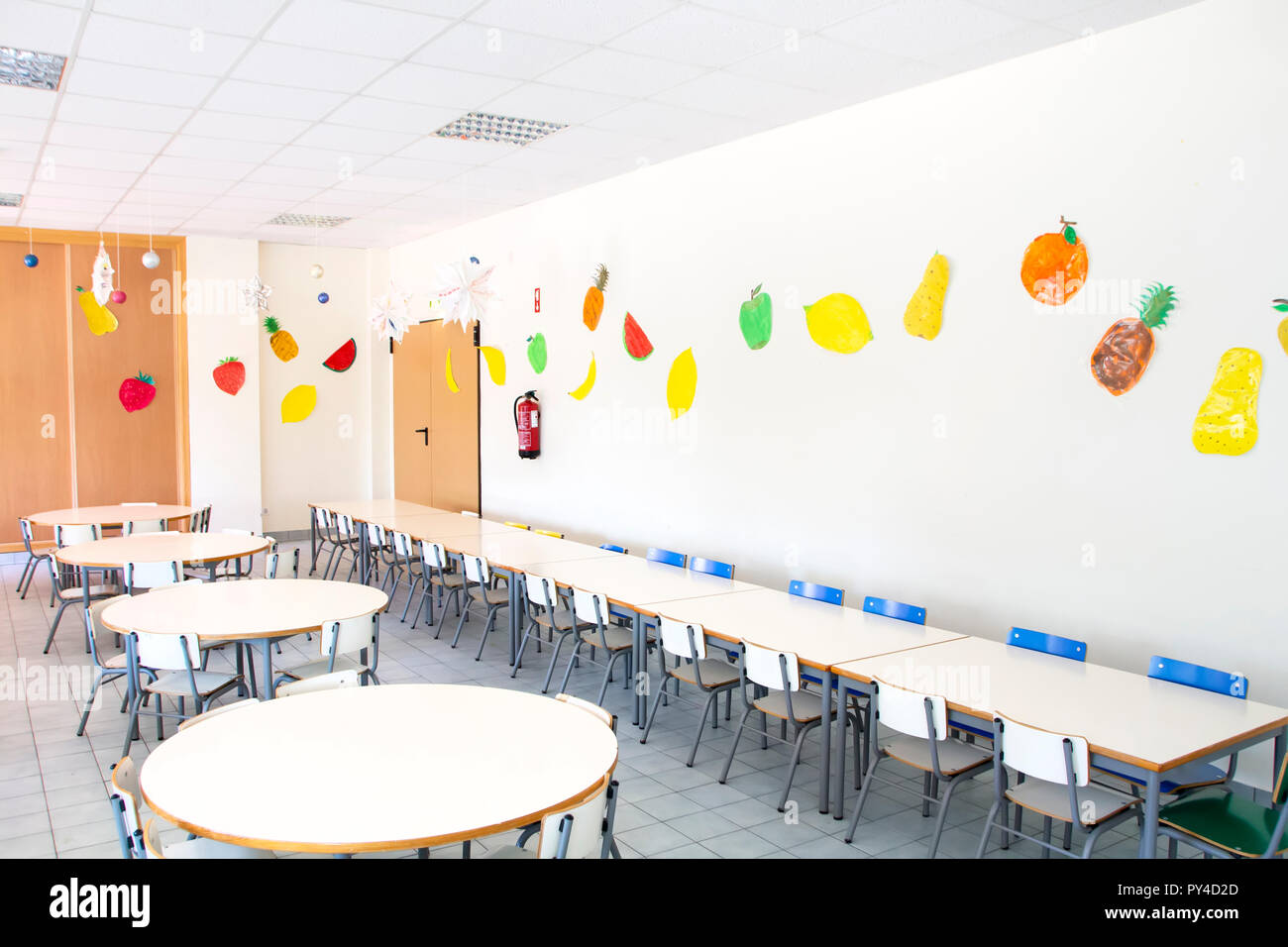 Vue intérieure d'une cantine scolaire avec des tables et chaises Photo ...