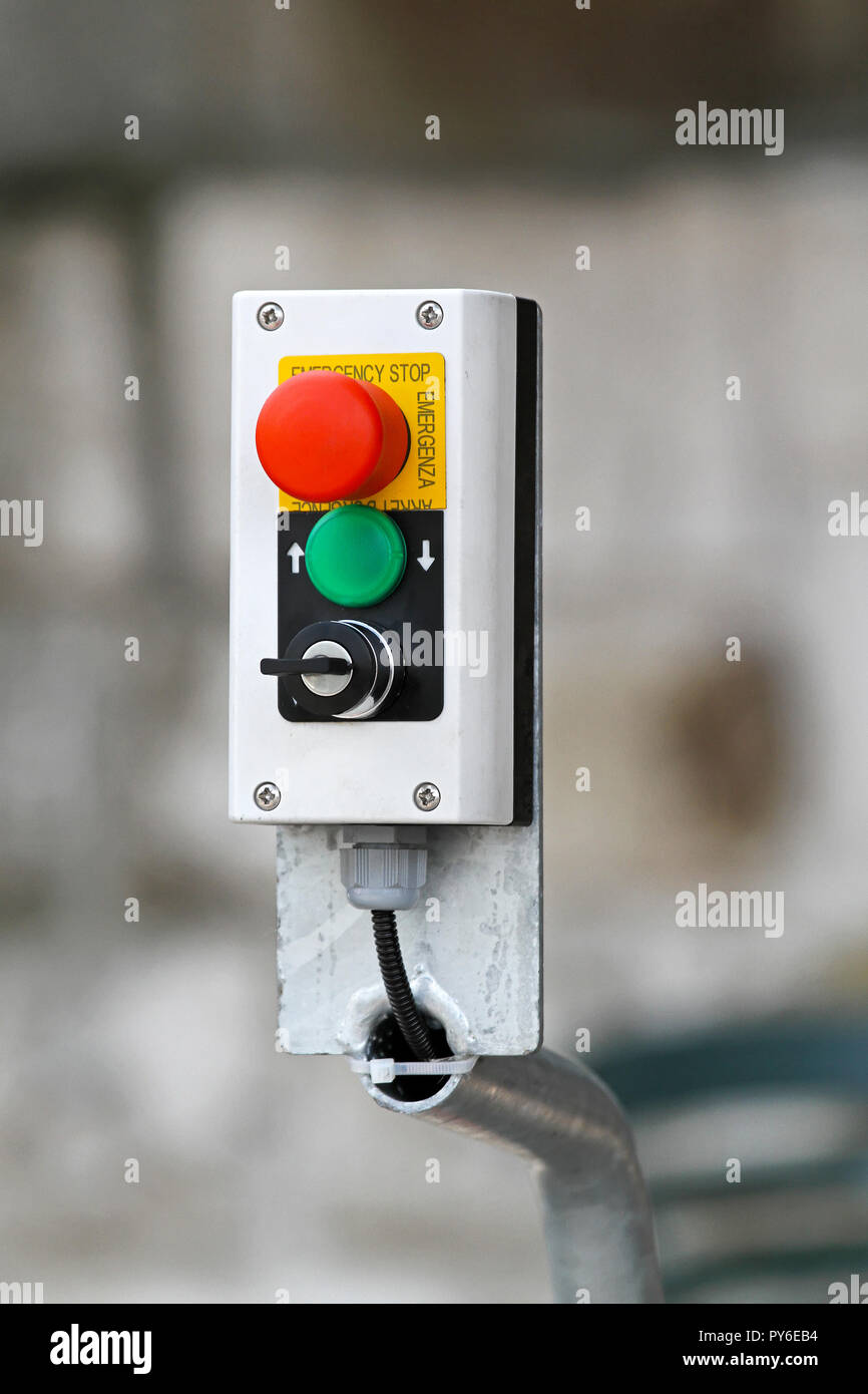 Emergency stop button machinery Banque de photographies et d’images à ...