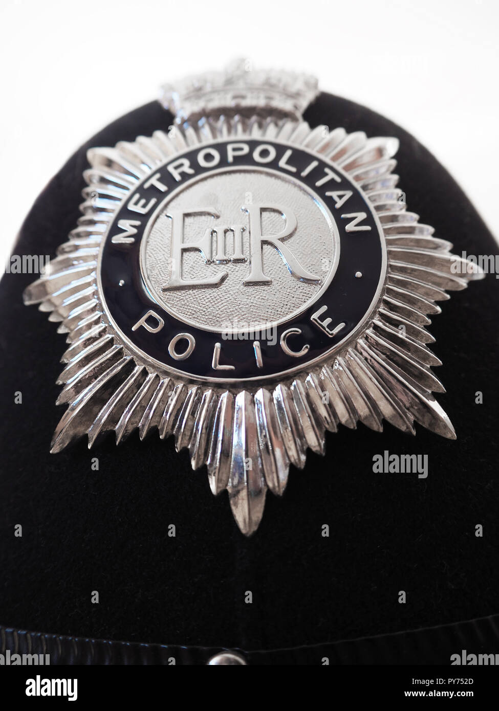 Metropolitan police helmet badge Banque de photographies et d’images à ...