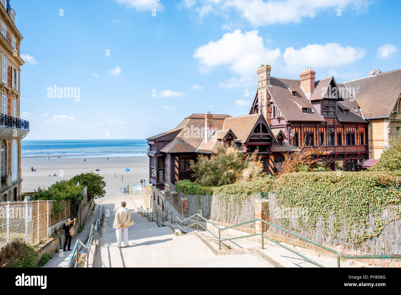 TROUVILLE SUR MER, FRANCE - 06 septembre 2017 : : plage avec des villas ...