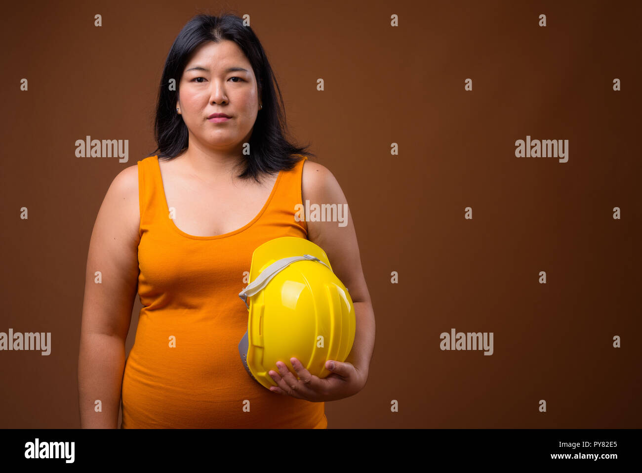 Casque de chantier femme Banque de photographies et d’images à haute ...