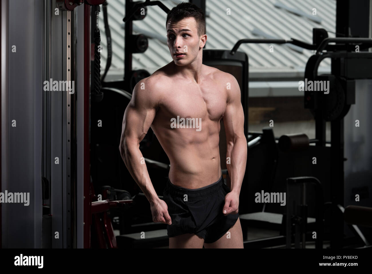 Portrait d'un jeune homme en bonne forme physique montrant son corps ...