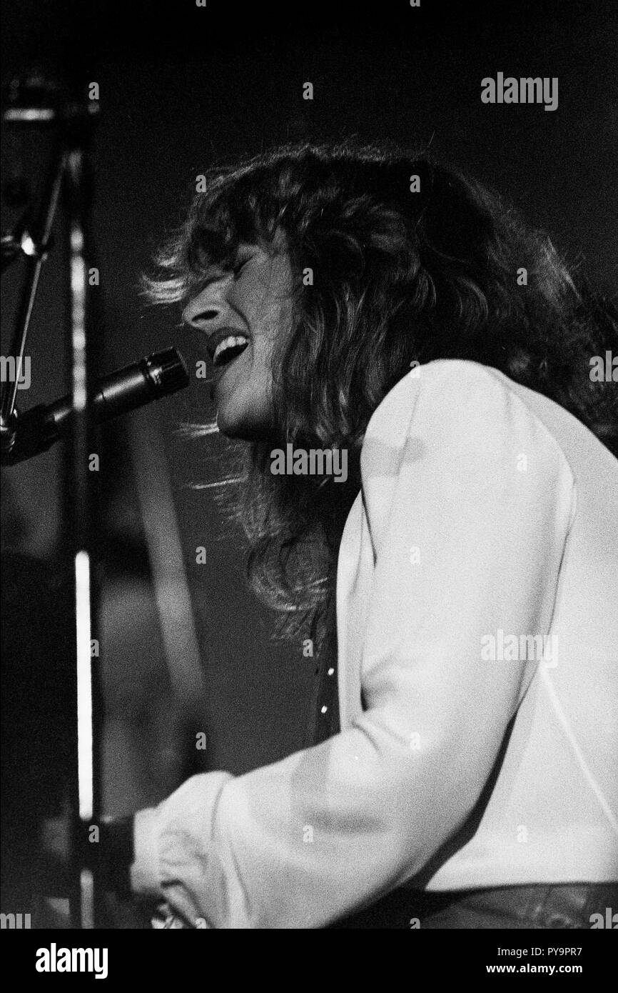 Archives 80 : la chanteuse française Véronique Sanson effectue à Lyon ...