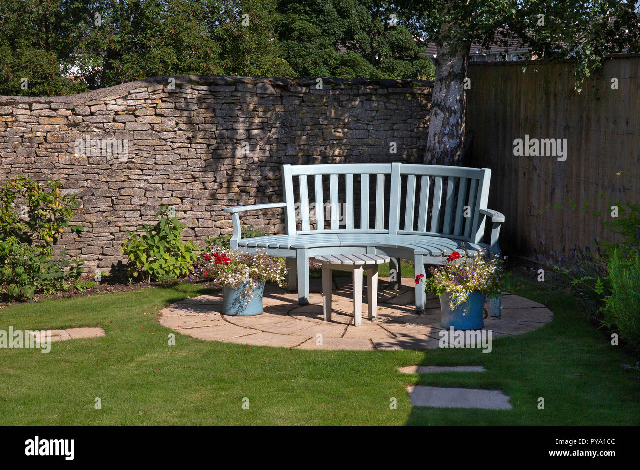 Banc de jardin circulaire en bois Banque de photographies et d’images à ...
