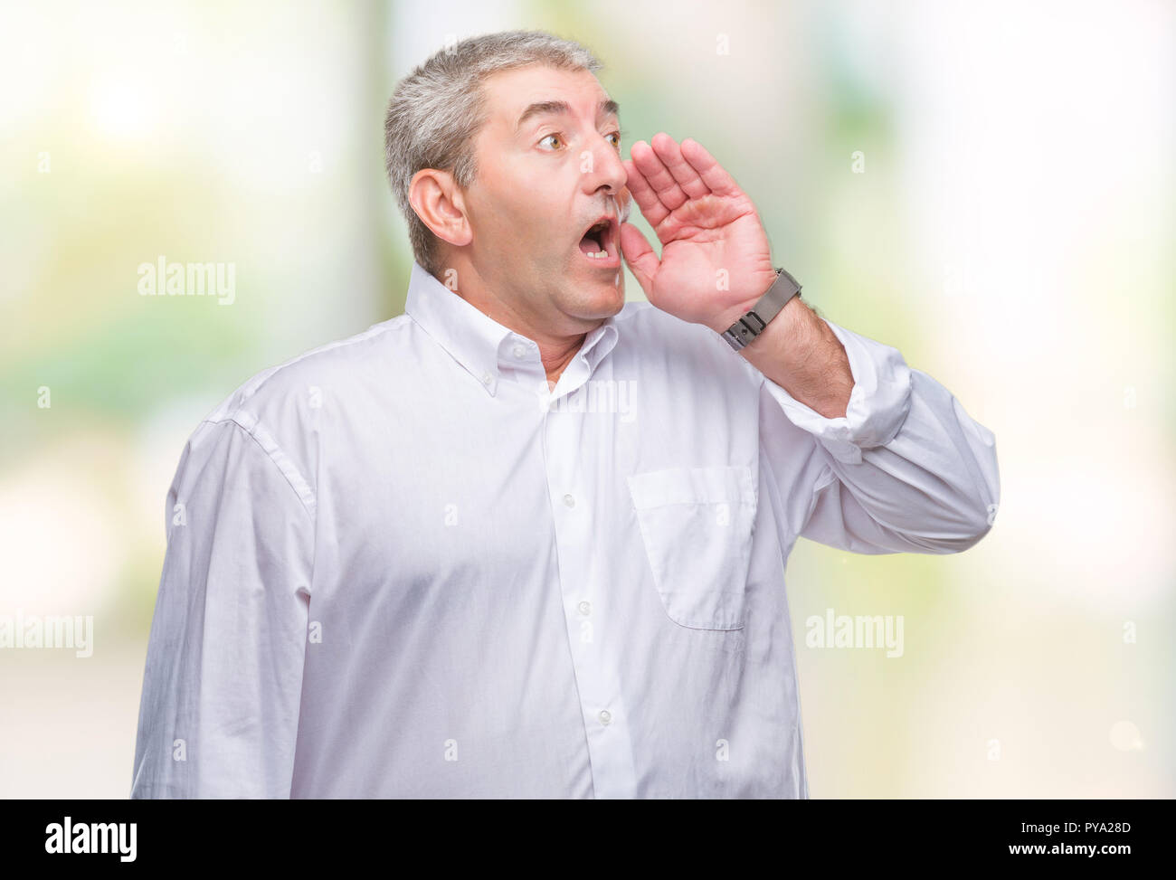 Handsome man sur fond isolé de crier et de crier fort à côté avec la ...
