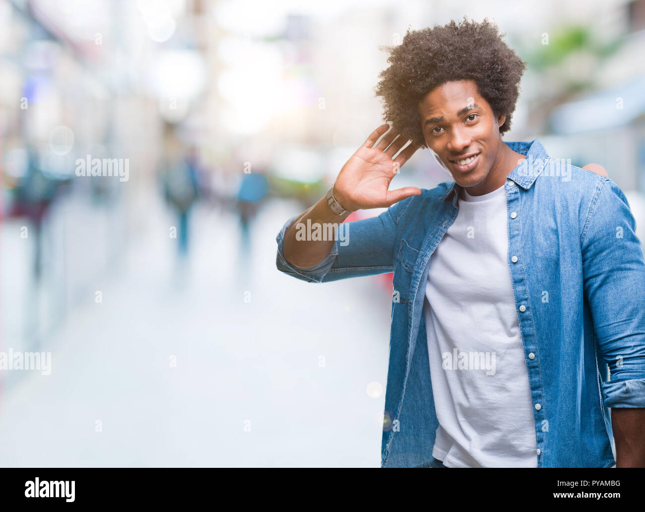 Au cours de l'homme afro-américain de fond isolé smiling with hand sur ...