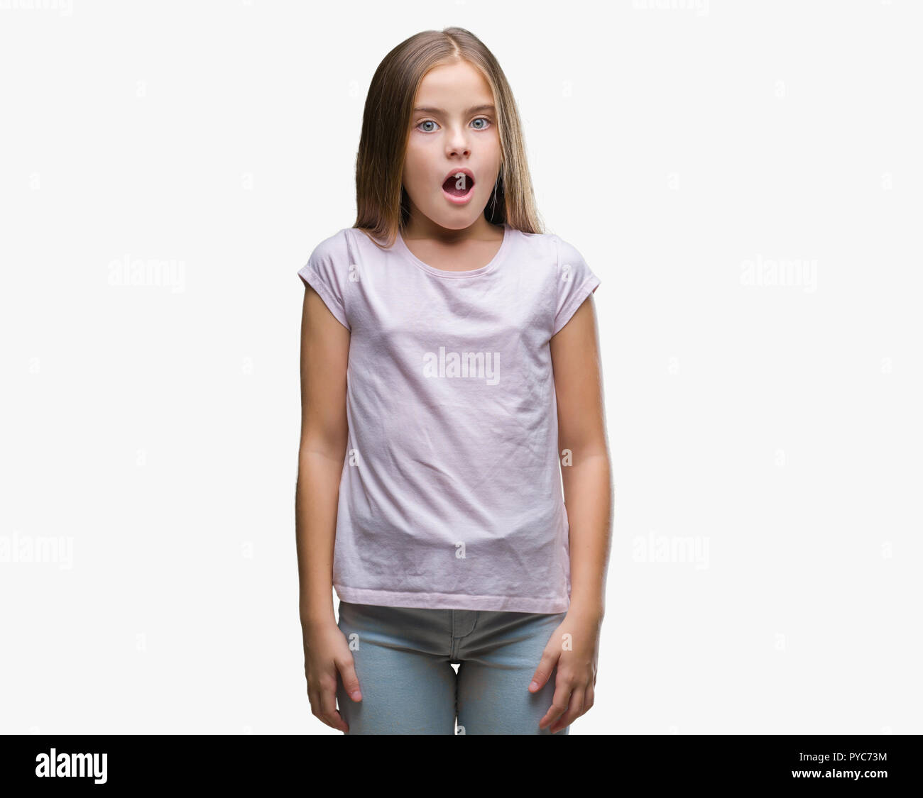 Belle jeune fille sur fond isolé peur et choqué par l'expression de ...