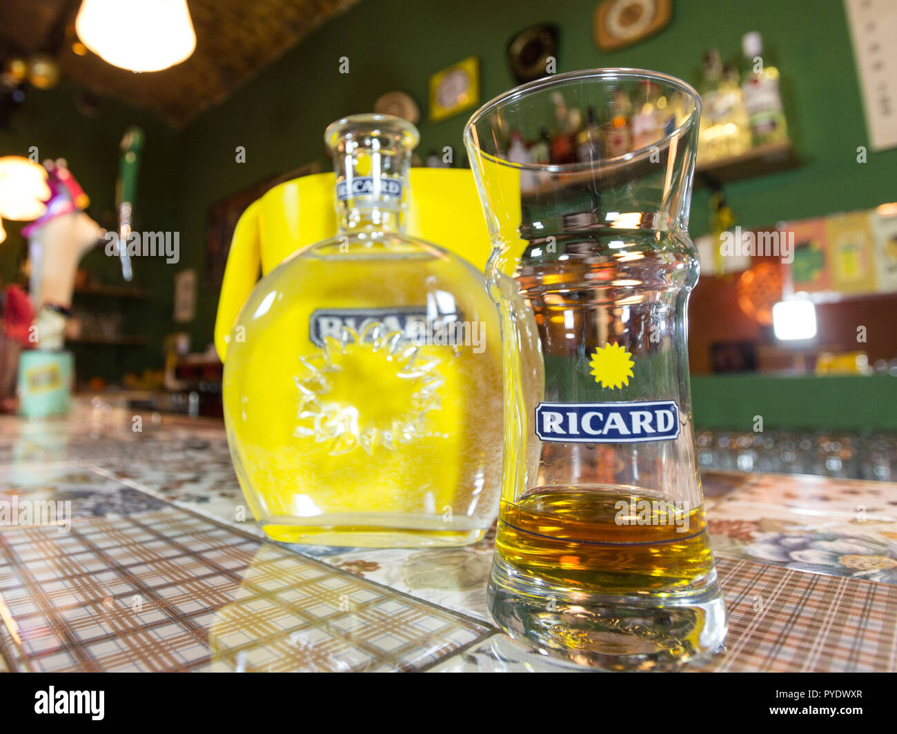 Bouteille de ricard Banque de photographies et d’images à haute ...