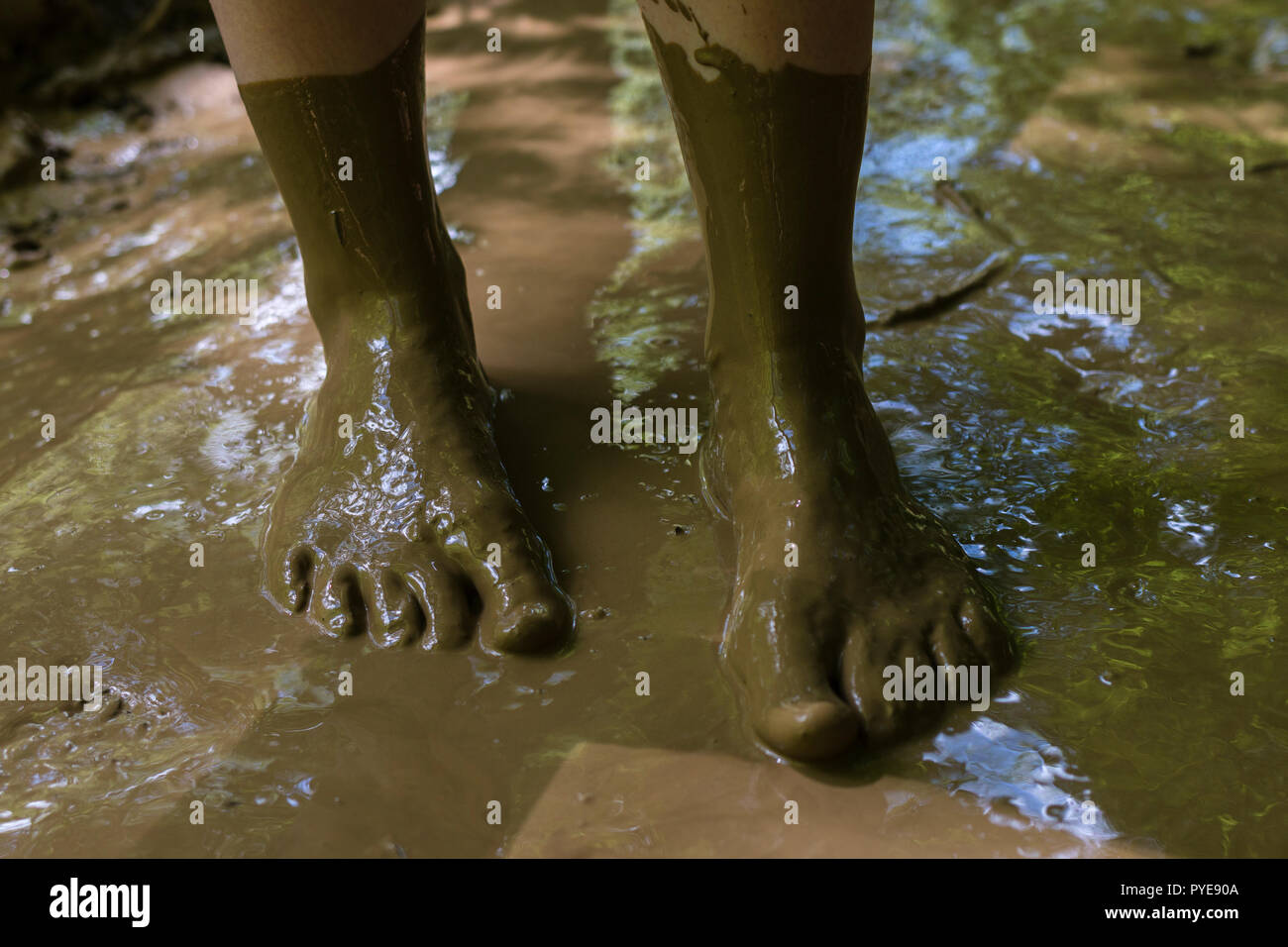 Pieds sales et boueux pleine de boue à pied sur un sol boueux Photo ...
