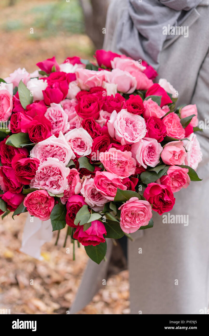 Grand luxe superbe bouquet dans les mains d'une jolie fille. Une ...
