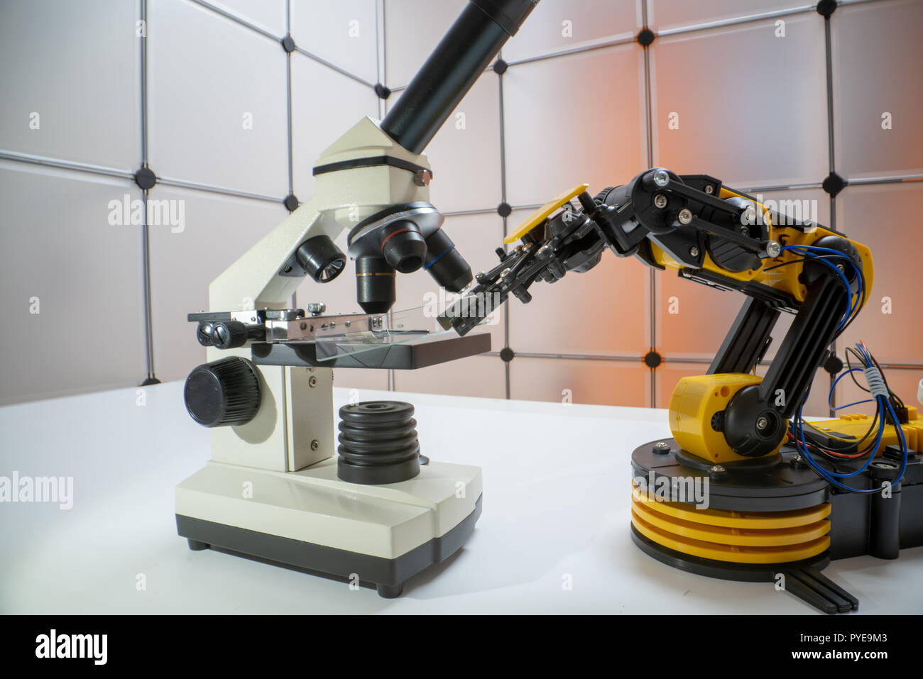 Robot médical Banque de photographies et d’images à haute résolution ...