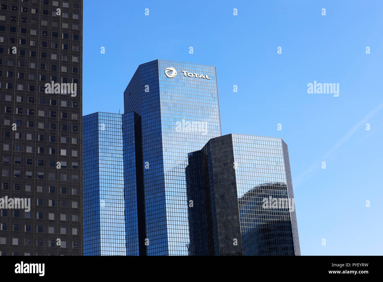 Tour total skyscraper à paris la defense Banque de photographies et d ...