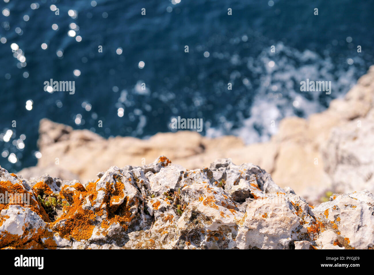 Rochers de bord de mer de la mer Adriatique, Méditerranée, libre. La ...