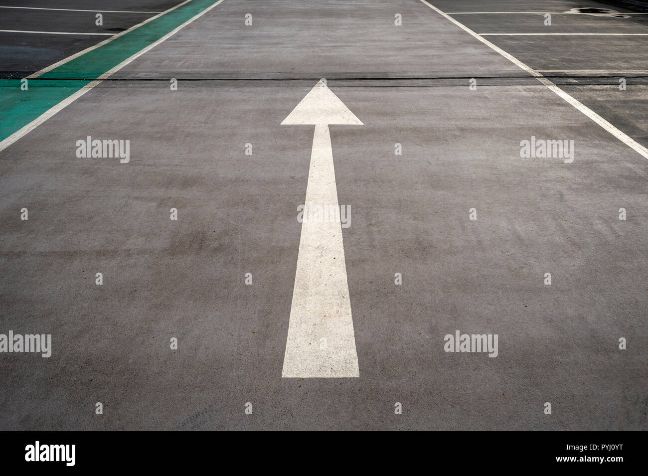 Flèche blanche sur tarmac Banque de photographies et d’images à haute ...