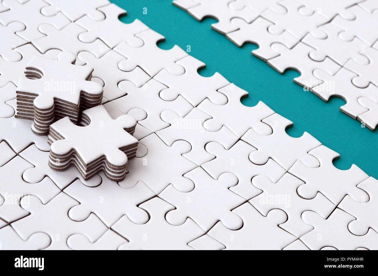 Le chemin bleu est mis sur la plate-forme d'un pliage blanc casse-tête ...